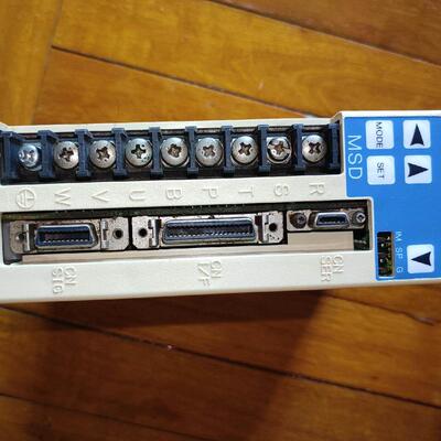 议价MSD011A1X100V100W驱动器 实物图