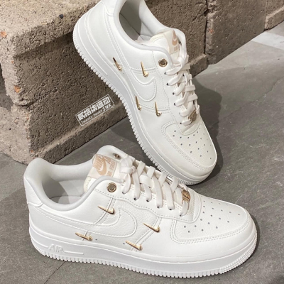 Nike Air Force 1 空军一号女子白金四钩百搭休闲板鞋FV3654-111