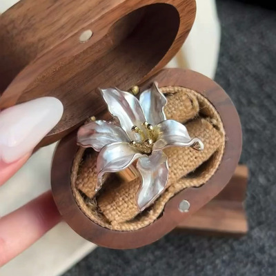 B.treasure金银撞色花朵镶钻戒指