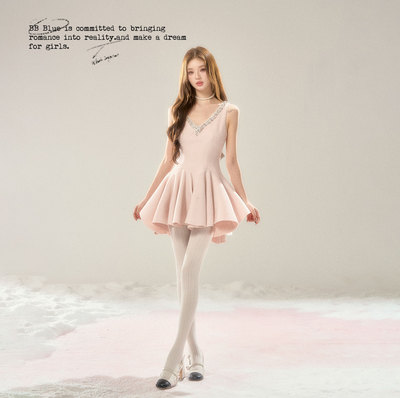 BB BLUE/浪漫甜心/V领毛呢2025年新款收腰法式千金感时尚连衣裙女