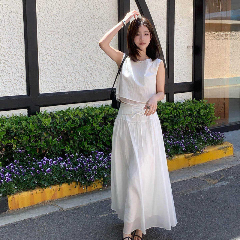啄木鸟夏日松弛感穿搭白色无袖背心系带高腰半身裙小个子通勤套装