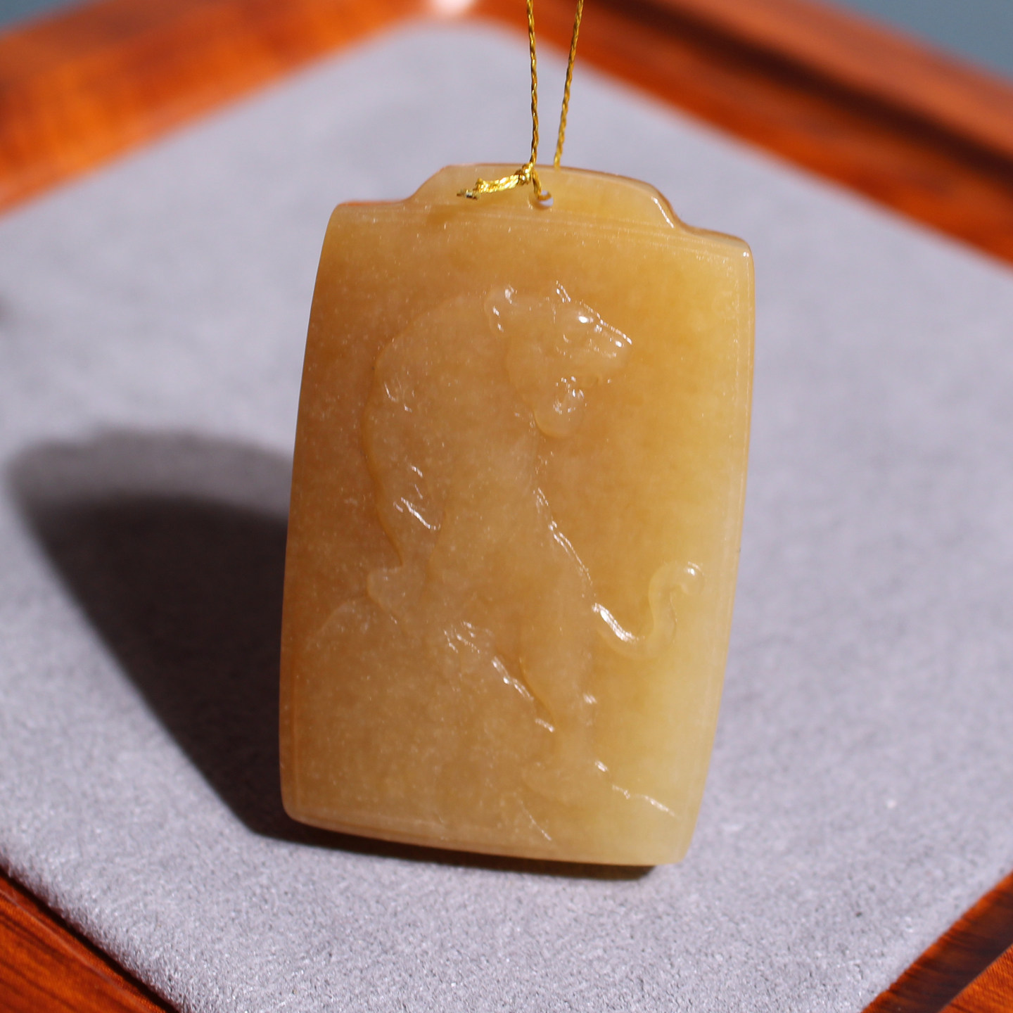 玉禧珠宝精品促销和田玉新疆且末料糖玉生肖虎上山牌子吊坠挂件A1