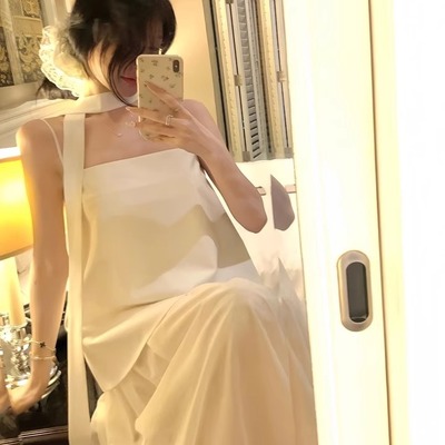 水女妮妮爱穿挂脖吊带雪纺衫