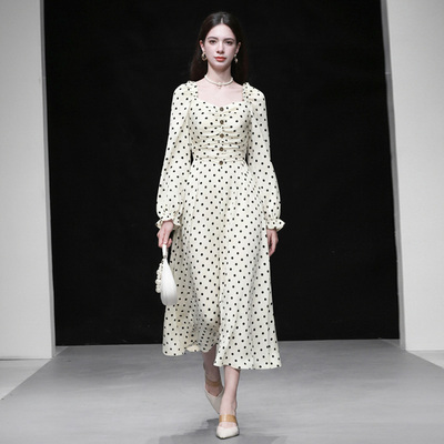 2026春季新款复古高级方领灯笼袖收腰显瘦大摆赫本风波点连衣裙女