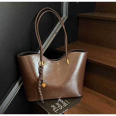 今年流行油蜡皮包包女2025秋冬新款潮大容量单肩包时尚手提托特包