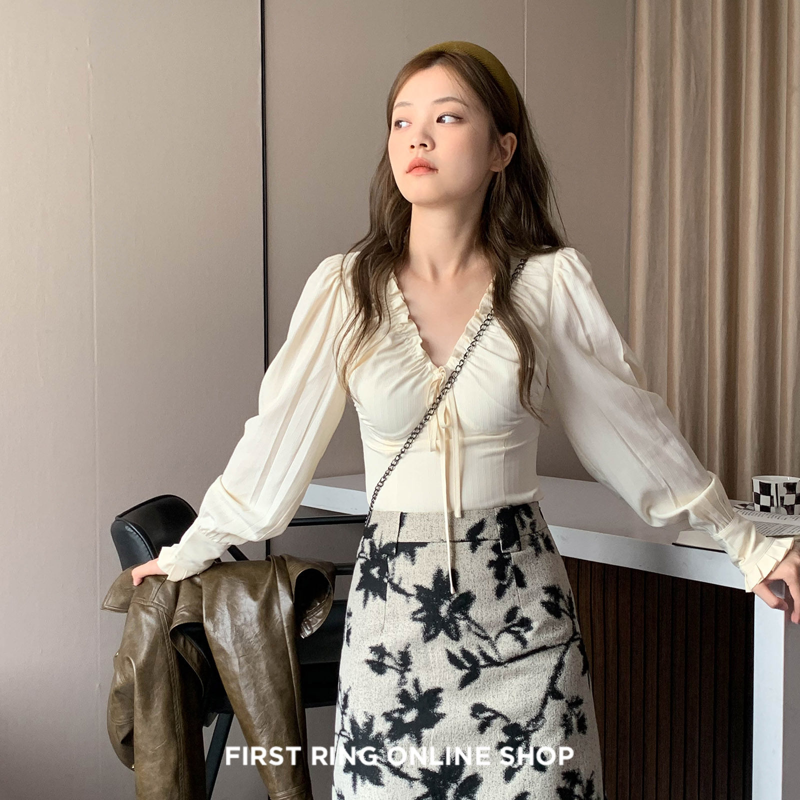 First Ring杏仁碎早春杏色V领木耳边长袖衬衫女显瘦短款上衣_虎窝淘