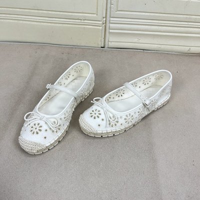 圆头纯色花朵镂空一字扣渔夫鞋