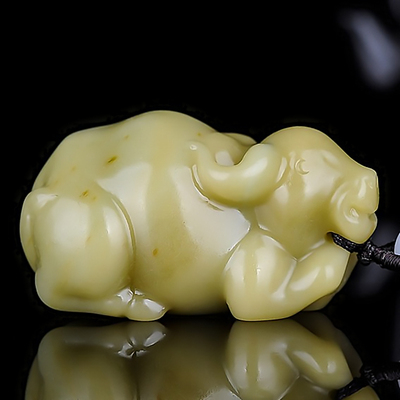 天然新疆和田玉糖料玉牛手把件