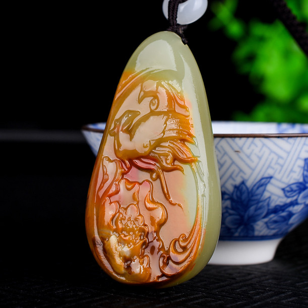 天然和田玉青白玉籽料原石雕刻凤凰牡丹吊坠女款花开富贵毛衣链