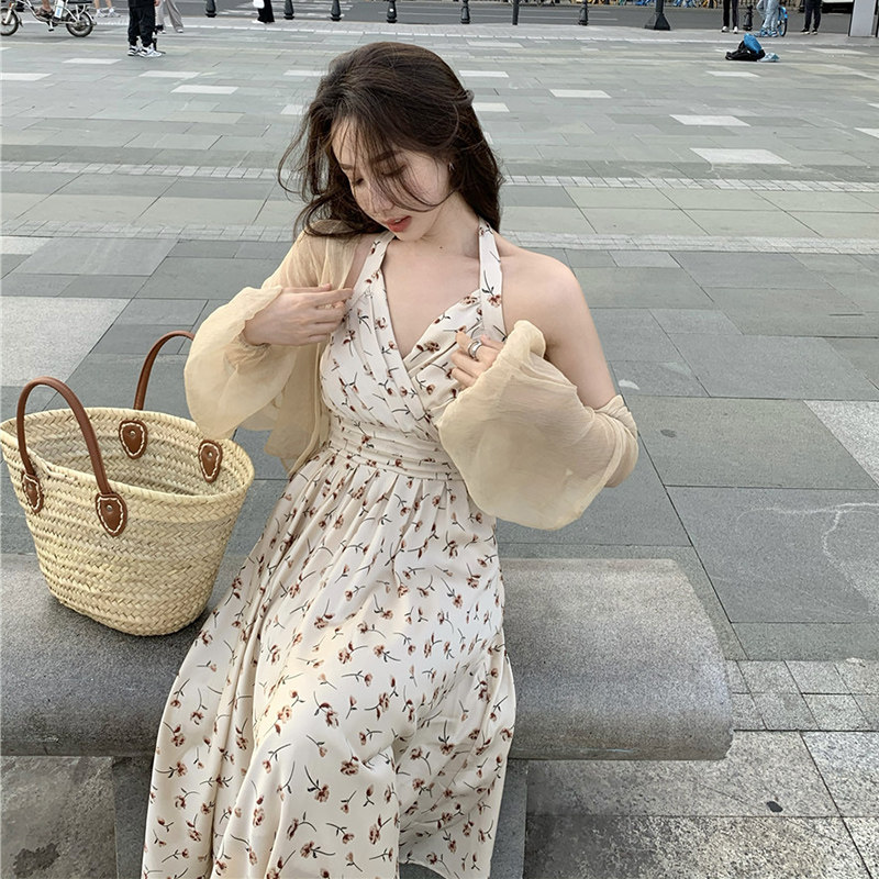 法式桔梗碎花挂脖连衣裙女夏季新款高级感气质收腰吊带长裙