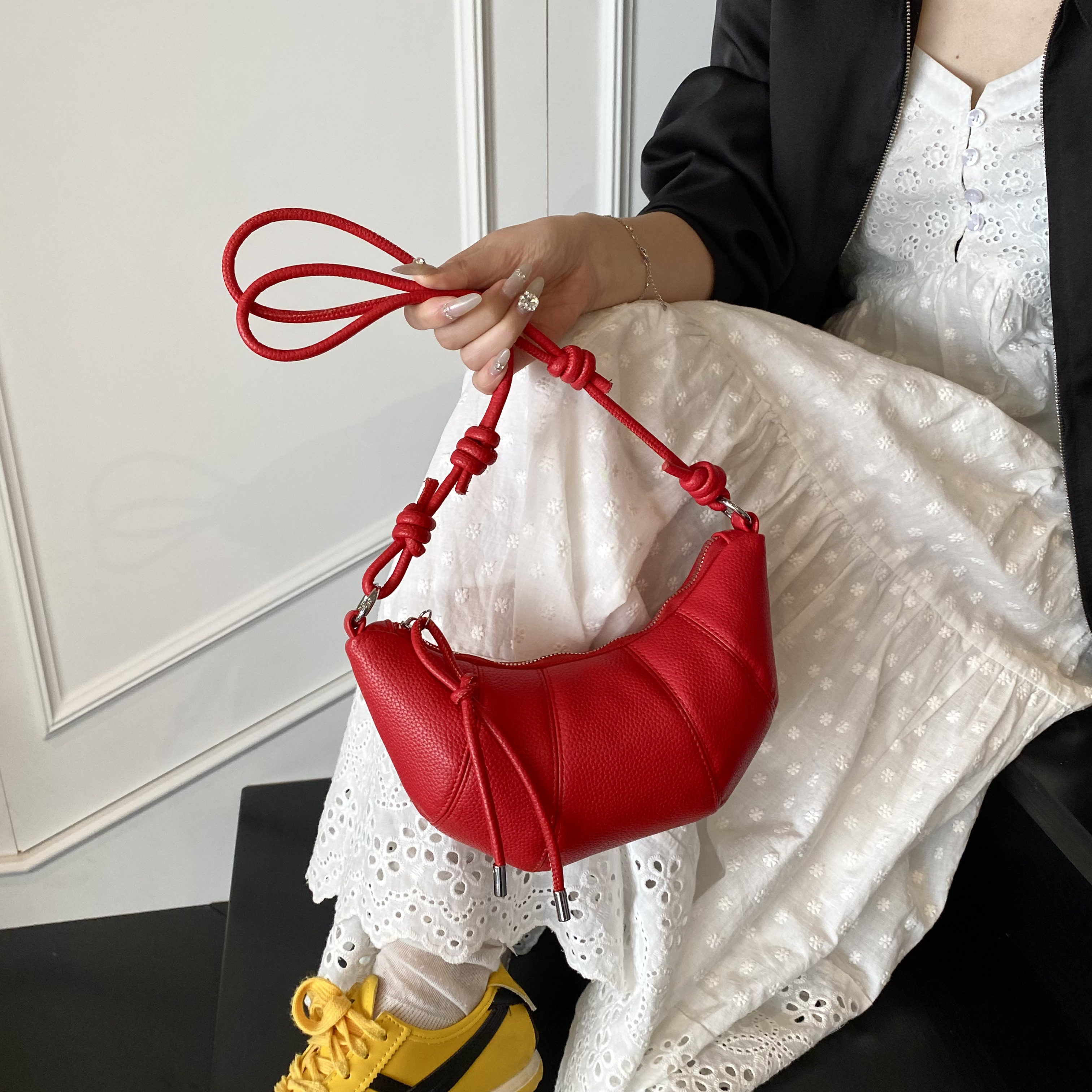 高级感腋下包包女2026新款时尚女式百搭单肩斜挎小方包小众牛角包