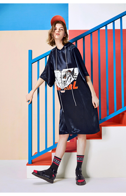 鸟2021夏装短袖通勤连帽印花缎面连衣裙 长款卫衣女AWFA72122