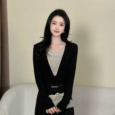 【银珠夜曲】V领珠链拼接长袖T恤女冬季新款修身打底衫上衣8939