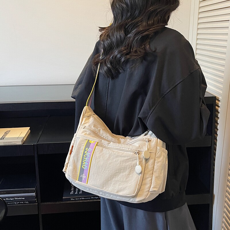 2026新款大容量斜挎包女百搭多口袋通勤包轻便休闲学生简约单肩包