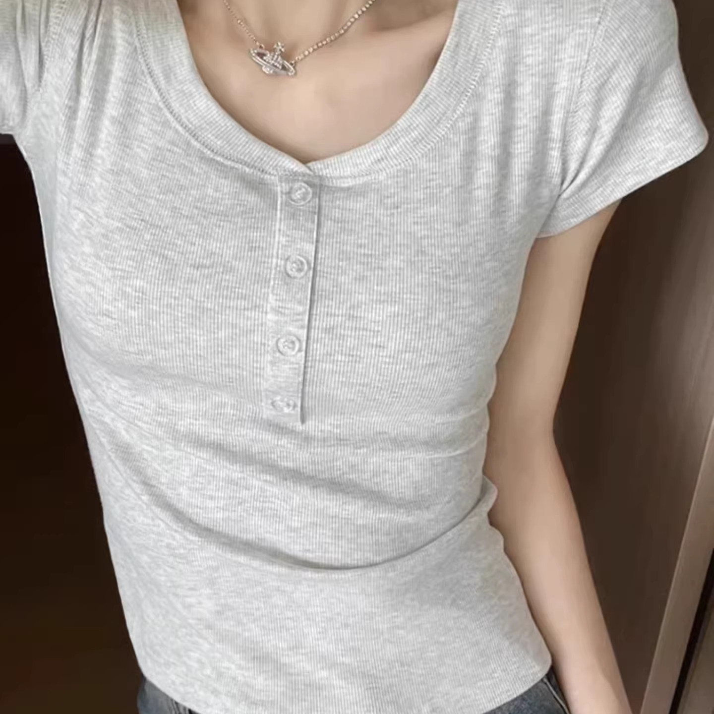 美式辣妹纽扣半开V领螺纹短袖T恤女夏季新款白灰色修身显瘦上衣