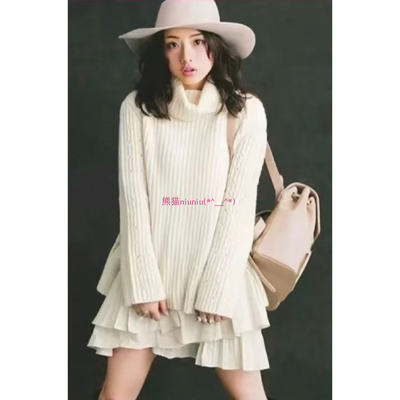 高领开叉针织衫+百褶吊带连衣裙
