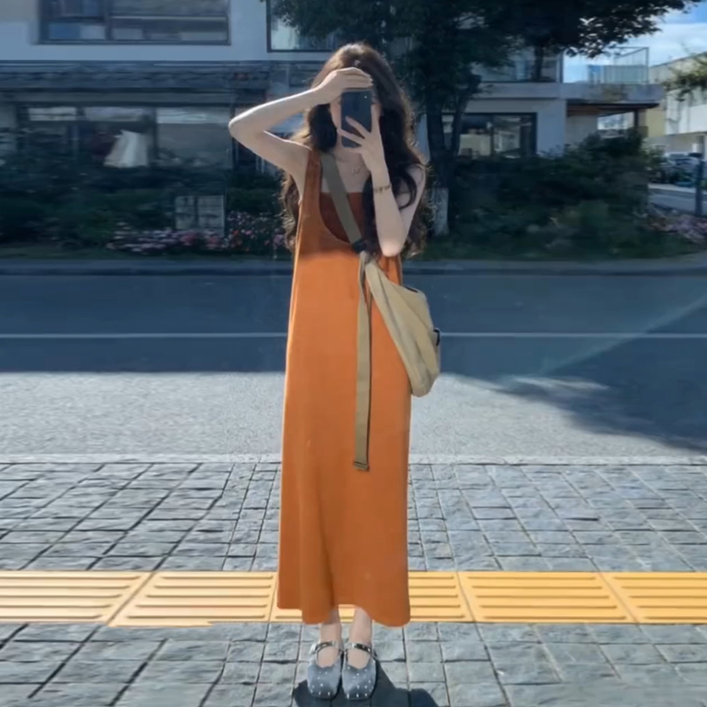 橘色无袖吊带背心连衣裙子女夏季2026新款巨好看韩系穿搭套装长裙
