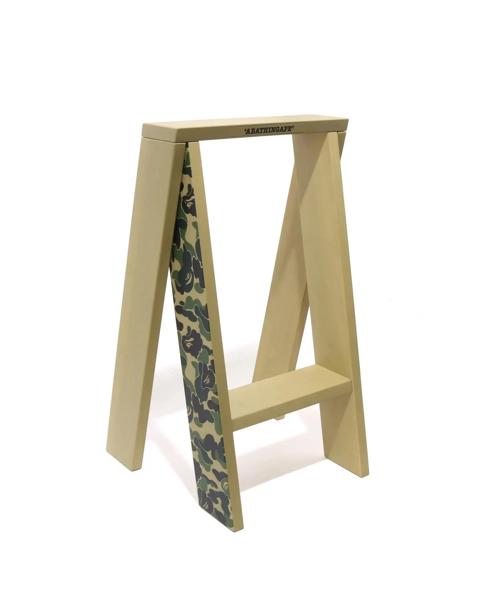BAPE® x ISHINOMAKI LABORATORY ABC CAMO STOOL 联名系列家具梯