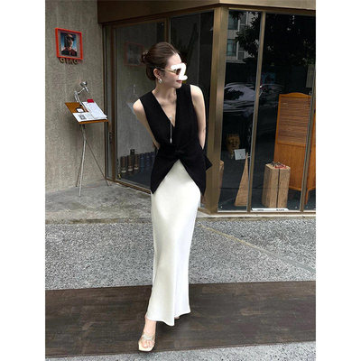 K2 ONLINESTORE 赫本风黑色修身v领上衣女高级感收腰包臀半裙套装