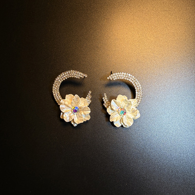 开花的橄榄 Vintage古着 Aura Crescent白色花朵耳钉 耳环 耳饰