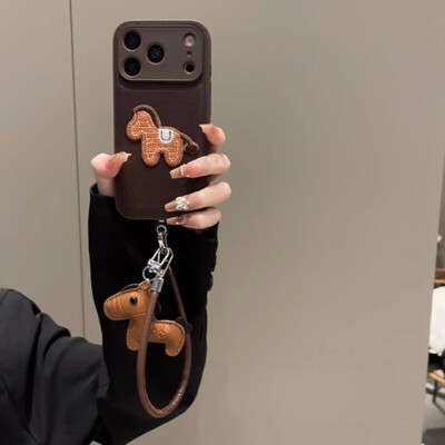 ins马年红皮纹立体刺绣小马手链苹果17pormax手机壳iPhone16pro腕带15防摔14pro新款13防摔17保护套