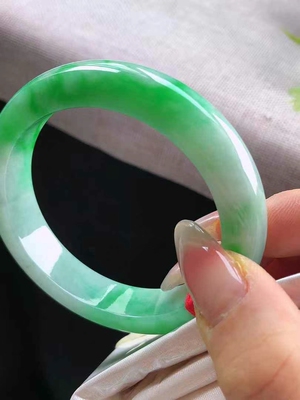 天然缅甸翡翠手镯，正圈55.7，冰飘阳绿，颜色辣绿漂亮，完美