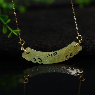 天然翡翠玉璜弯条龙勾锁骨吊坠