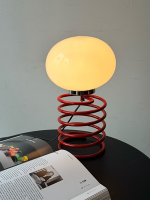 德国设计师 Ingo Maurer 在 1965年 设计的 Spirale台灯/桌灯