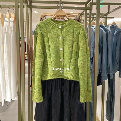 UR&DC2026春季新款绿色休闲绞花排扣圆领短款针织开衫女短款上衣