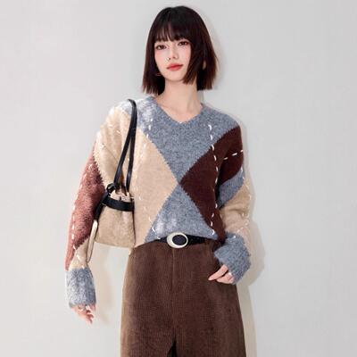 Knitted pullover sweater with round neck for women