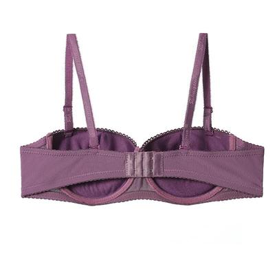 Bra with small chest support for a large and breathable bra