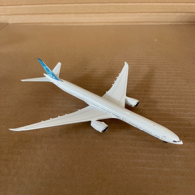 波音777-9X，1/500合金飞机模型，机身白色，尾翼蓝色，细节丰富