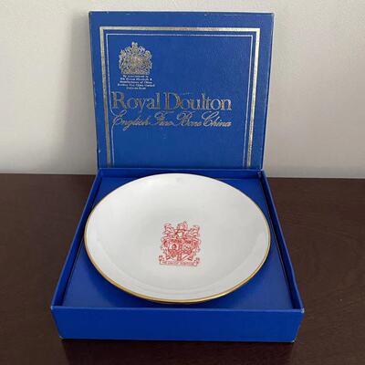 Royal Doulton 皇家道尔顿 英国骨瓷徽章原盒收藏碟 描金装饰赏盘