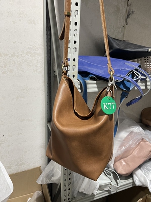 树羔油 2.5mm厚皮清仓 中号 the row 水桶斜跨包 K77