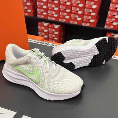 【奥莱】耐克NIKE RUN女子透气轻便舒适运动休闲跑步鞋HM9593-112
