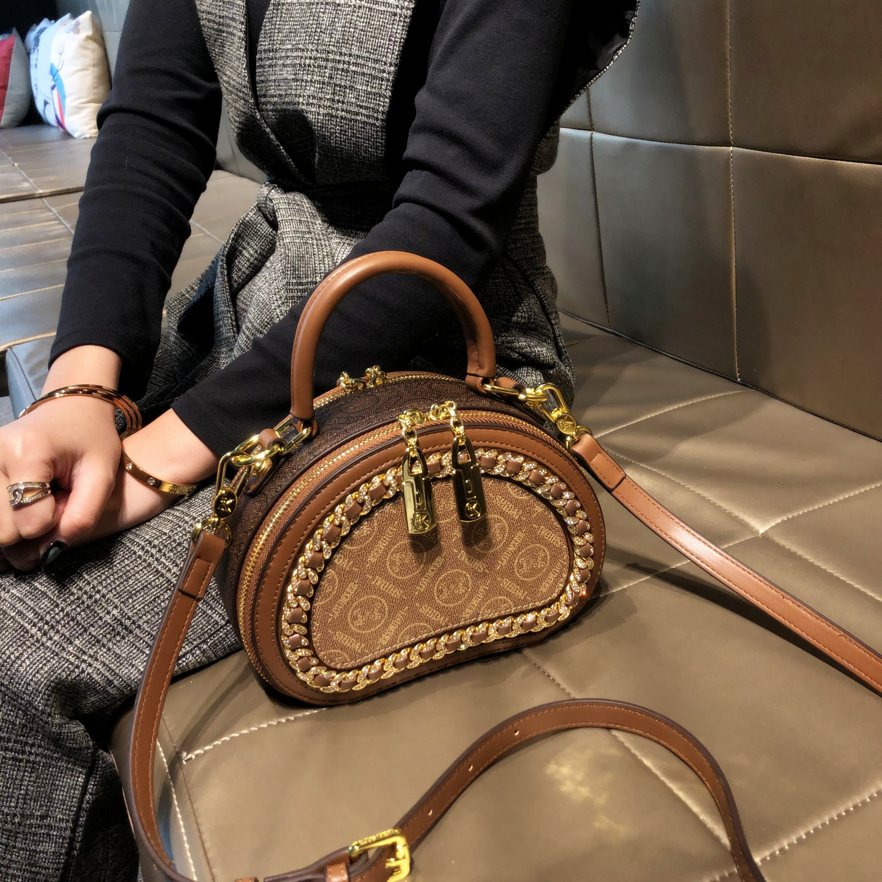 香港品牌包包2026新款女真皮手提斜挎高级感包包复古单肩小圆包潮