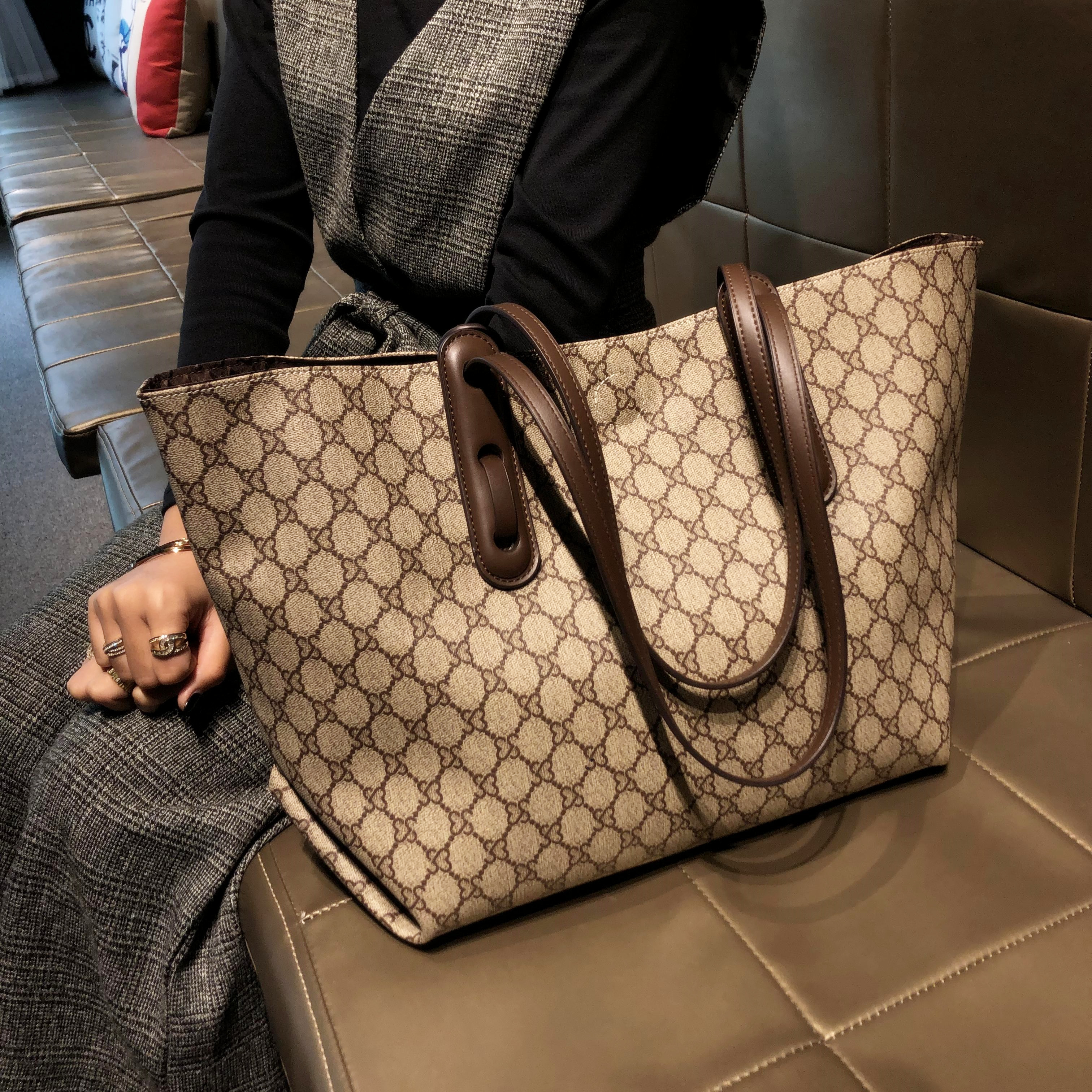 香港品牌包包女2026新款真皮大容量单肩托特包春夏质感子母大包包