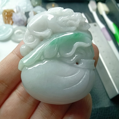 缅甸天然翡翠A货。飘阳绿钱袋子，荷叶，貔貅尺寸51.3/40.2/12mm