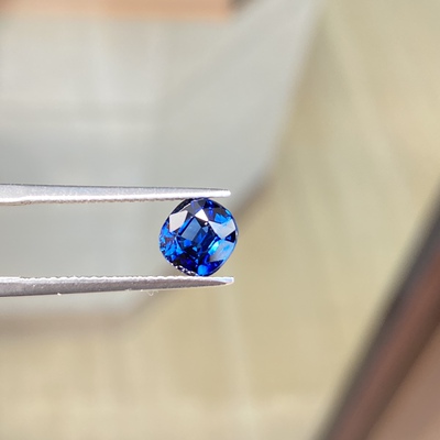 自然光下拍照天然无烧皇家蓝宝石2.07ct、6.39x6.72mm配英文大证