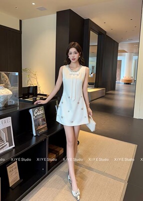 2025秋季新款气质蝴蝶结小香风重工亮片钉钻A字无袖连衣裙