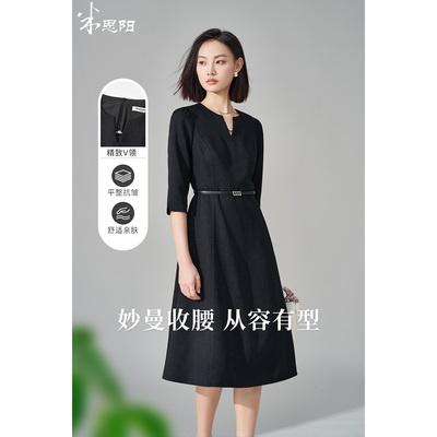 米思阳2025秋季新款简约高级感V领连衣裙气质OL风显瘦小黑裙5058