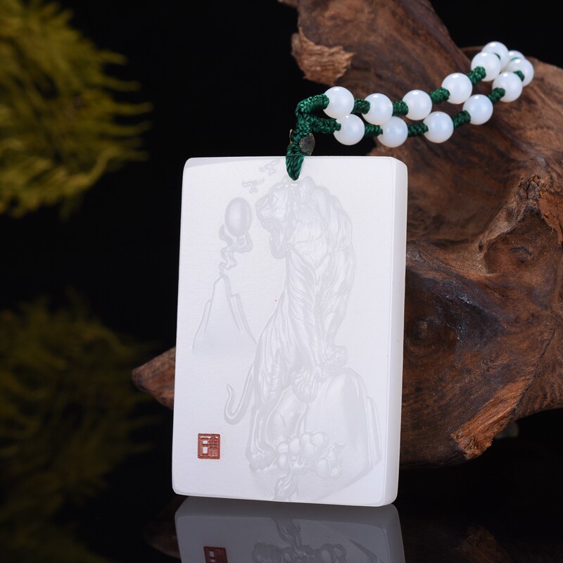 新疆和田玉白玉上山虎玉牌吊坠羊脂白玉生肖虎属牌子玉坠挂件男女