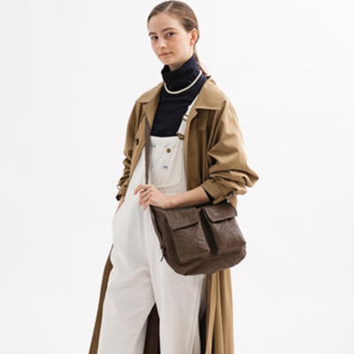 日本购直邮 genten多口袋斜挎包 羊皮44637