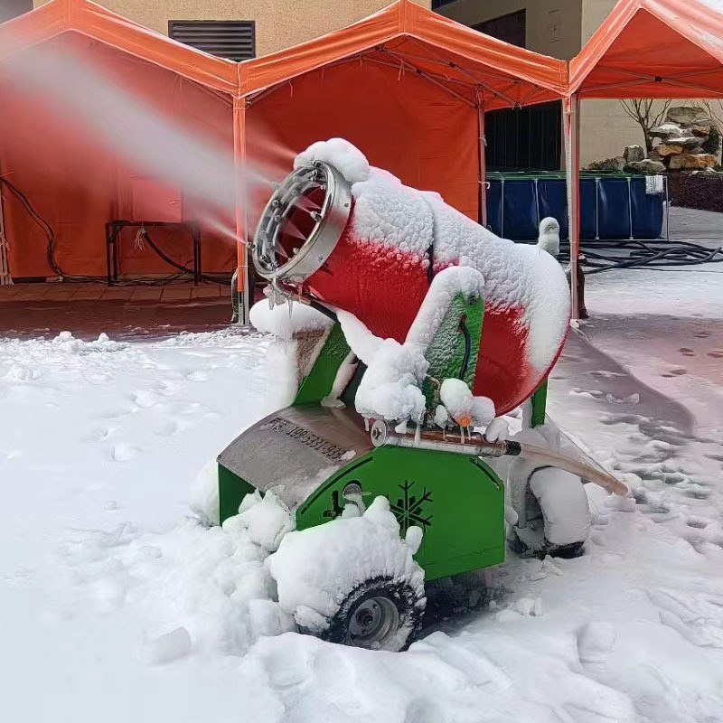 小型炮式造雪机客户反馈 人工造雪机使用现场 1000平方雾炮式降雪