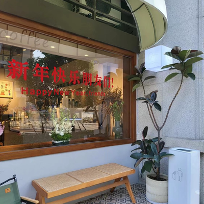 低预算的门头引流装饰打卡背胶