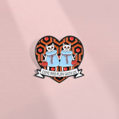 闪灵电影周边来和我们玩吧英文字母卡通胸针衣服包包扣针配饰勋章