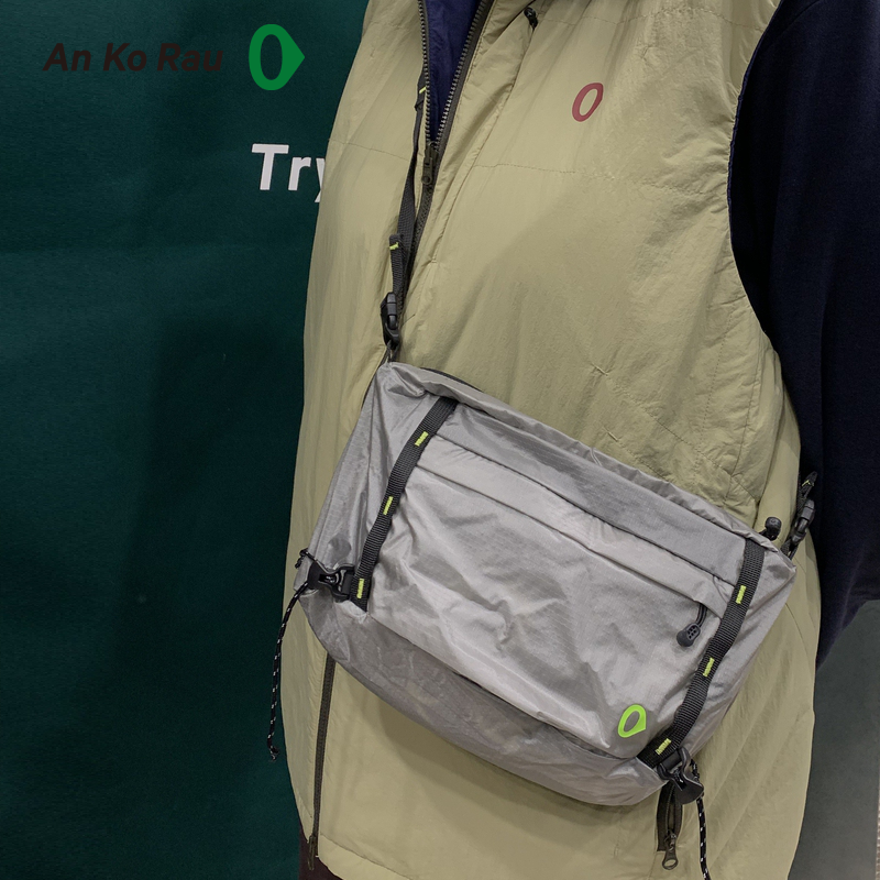 An Ko Rau/安高若零户外轻量防泼水斜挎包A2223BA01_虎窝淘