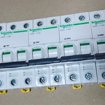 询价施耐德空气开关iC65N 2P C32A，A9F18232，
