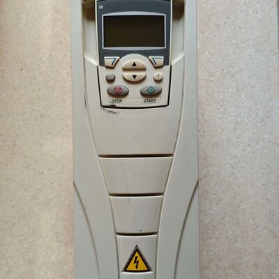 变频器 ACS510-01-07A2-4 3kW 实物