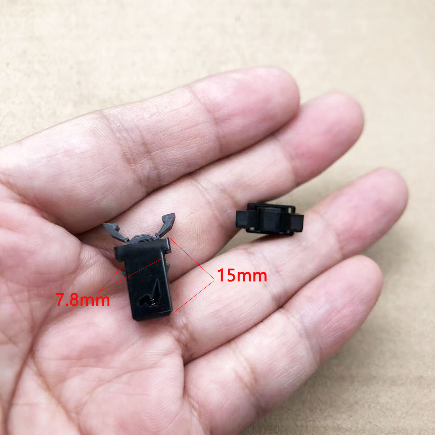 适用马自达马6睿翼汽车顶阅读灯眼镜盒固定弹簧开关锁扣卡子配件